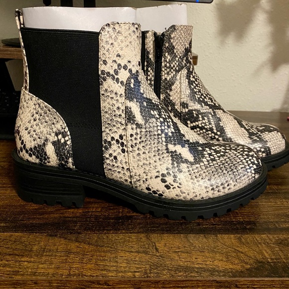 Universal Thread | Shoes | Universal Thread Snakeskin Danton Chelsea ...